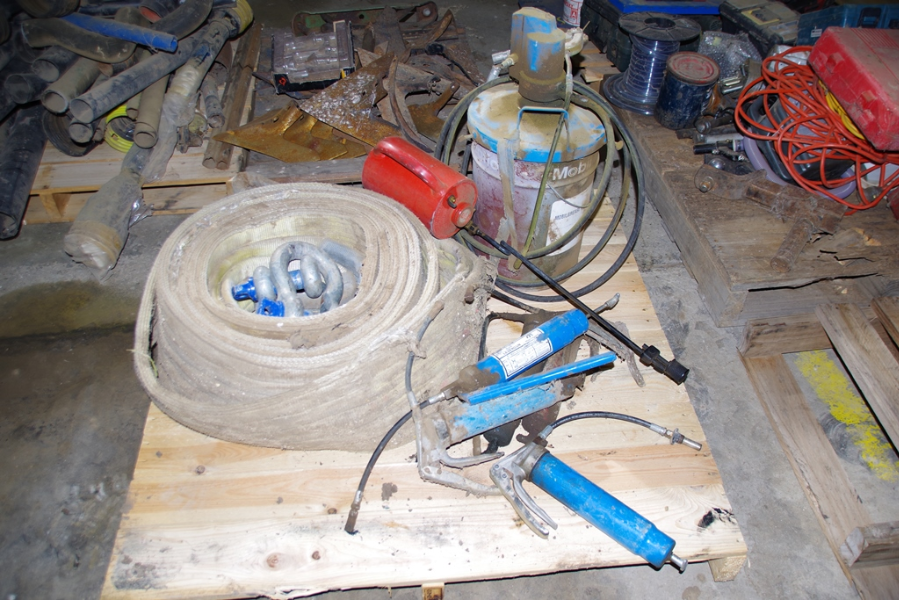Lot 109 - Pallet of 150t recovery strap, grease guns & air grease gun ...