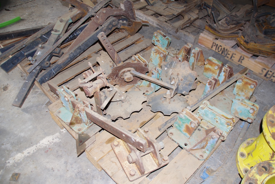 Lot 132 - Press wheels | AuctionsPlus