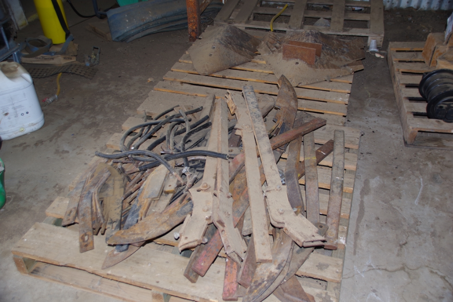 Lot 134 - Points, gas shanks, knives & hilling sweeps | AuctionsPlus