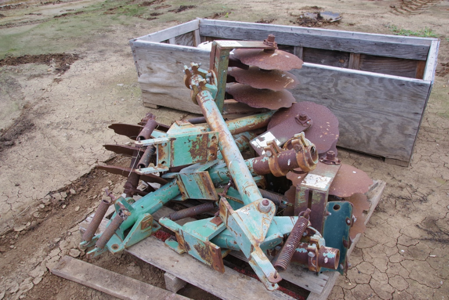 Lot 141 - Assorted triple disc hiller shanks & triple disc hillers ...