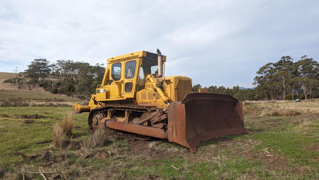 Lot 10 - Caterpillar D7F Bulldozer w/ Ripper | AuctionsPlus