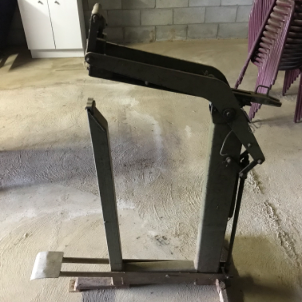 Lot 47 - BOX STAPLER | AuctionsPlus