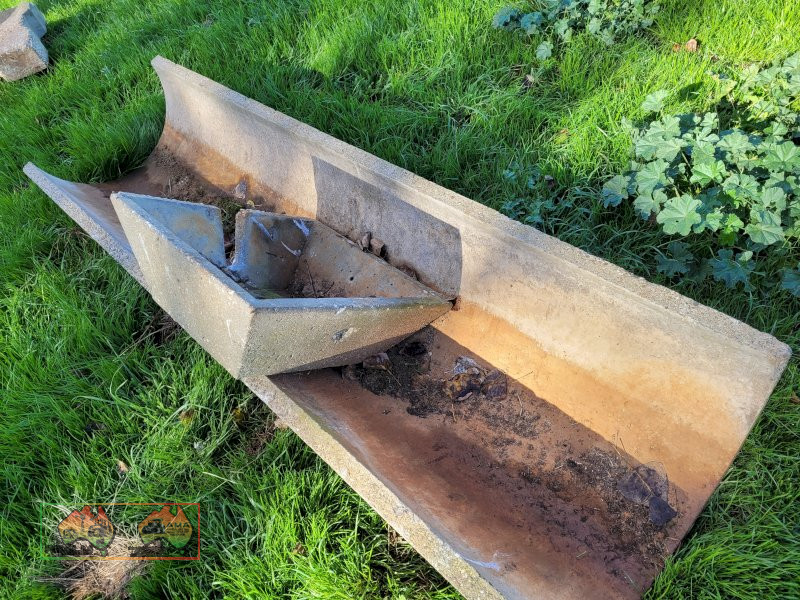 Lot 76 - (8084) 8ft Concrete Water Trough with Ends & Cover | AuctionsPlus