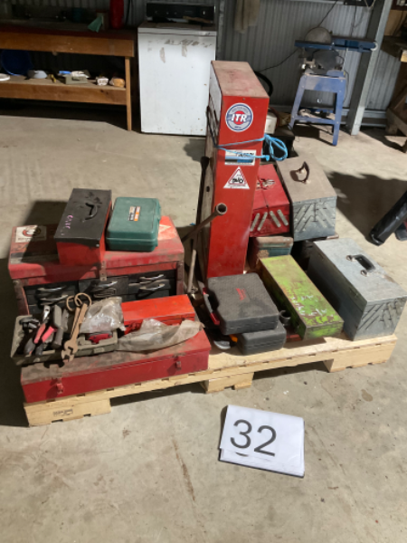 Lot 32 - Tool boxes & assorted tools | AuctionsPlus