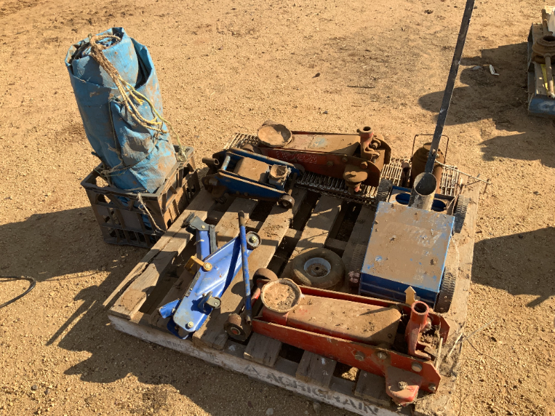 LOT 100 - Jacks, Bin trap etc. | AuctionsPlus