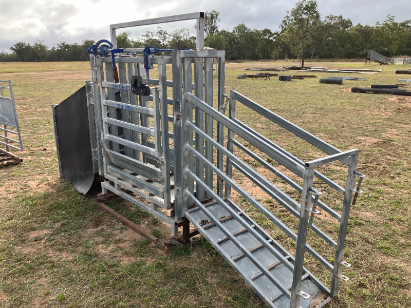 Lot 14 - Offsider Ag sheep crush with ramps. Set up for load bars ...