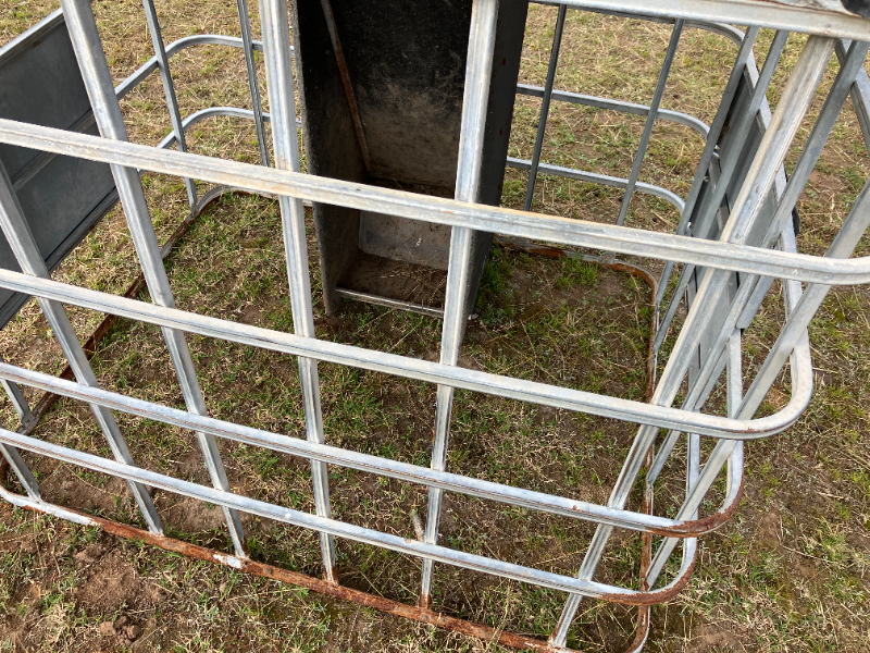 Lot 26 - Pig feeder in IBC frame (creep feeding) | AuctionsPlus