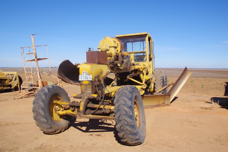 Lot 42 - CAT12G grader with sloper blade | AuctionsPlus