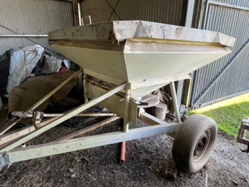 Lot 11 - 'CRUMP' TRAILING SPREADER | AuctionsPlus