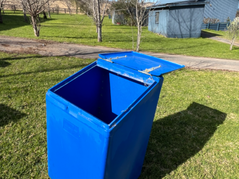 Lot 45 - 3 X 'RAPIDPLAS' FEED BOXES | AuctionsPlus