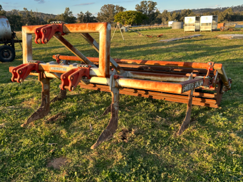 Lot 17 - 8ft 5 Tyne yeomans key line deep ripper plow, in very good ...
