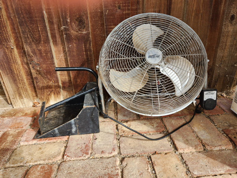 Lot 37 - Show Fan & Poop Scooper | AuctionsPlus