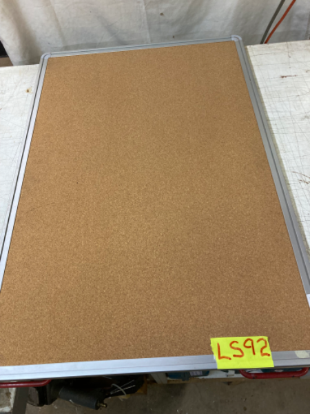 Lot 200 - Notice board LS92 | AuctionsPlus