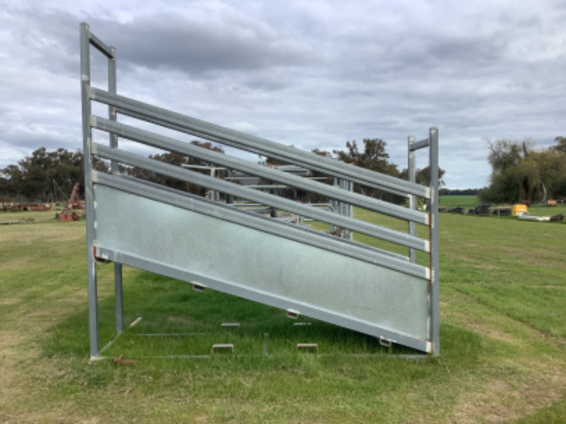 Lot 511 - Cattle Loading Ramp | AuctionsPlus