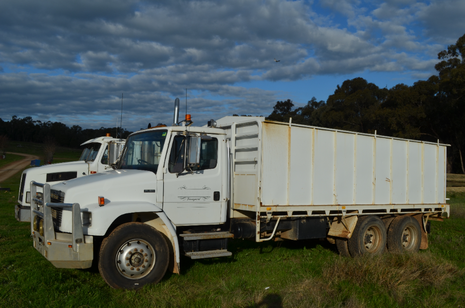 Lot 4 - 1995 Freightliner FL80, bogie axle, 20ft tray + 22ft Stock ...