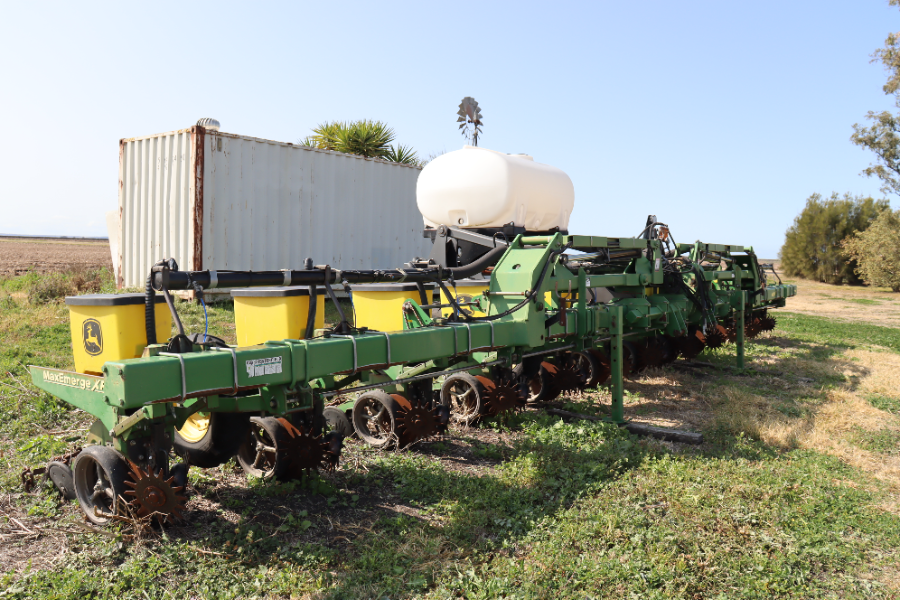 Lot 6 - 2007 John Deere 1720 12 row stack fold planter XP series 1500L ...