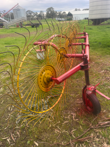 Lot 20 - Vicon 5 Wheel Trailing Hay Rake | AuctionsPlus