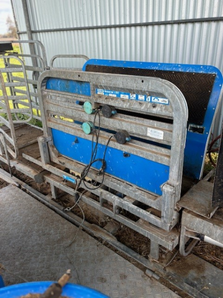 Lot 17 - Te Pari HD3 Handler and Trailer | AuctionsPlus