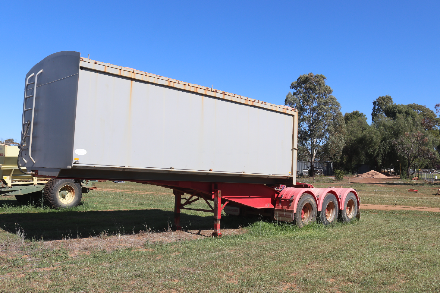 Lot 15 - Barker A-Trailer, heavy duty tri-axle. | AuctionsPlus