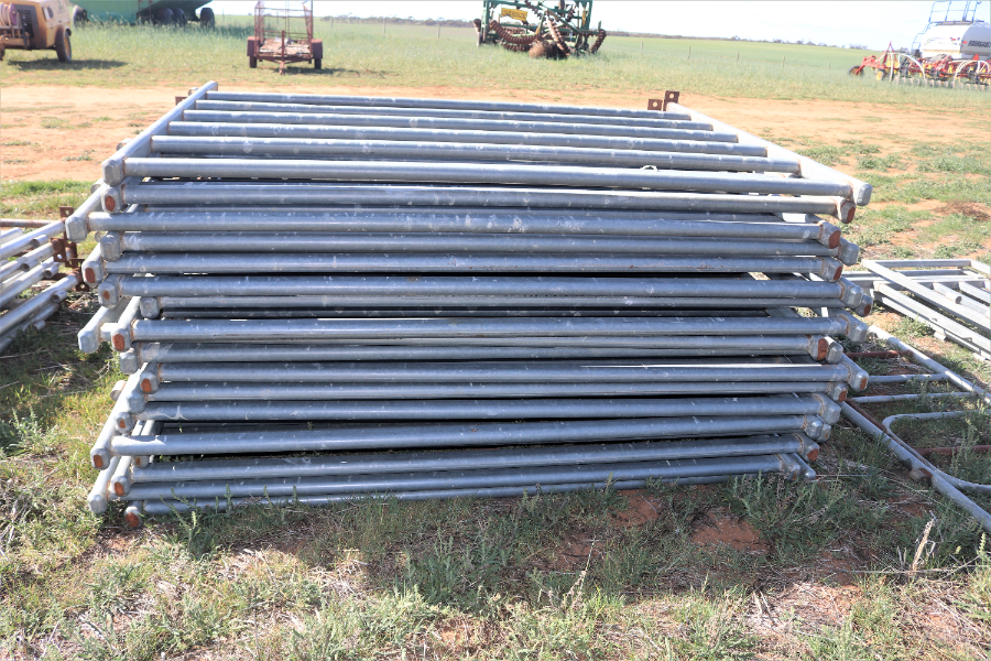 Lot 92 - Galvanised yard panels, gates. | AuctionsPlus