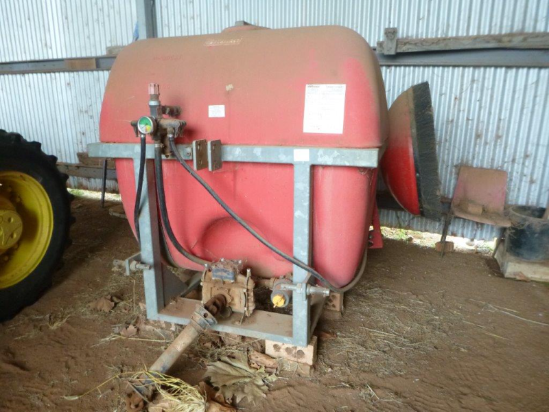 Lot 6 - Silvan 800ltr spray tank with domes | AuctionsPlus