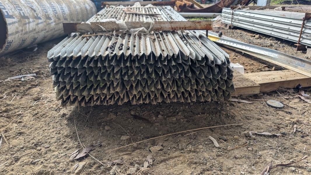 Lot 29 - Southern Wire 2.1m Galvanised Star Posts - 200pk | AuctionsPlus