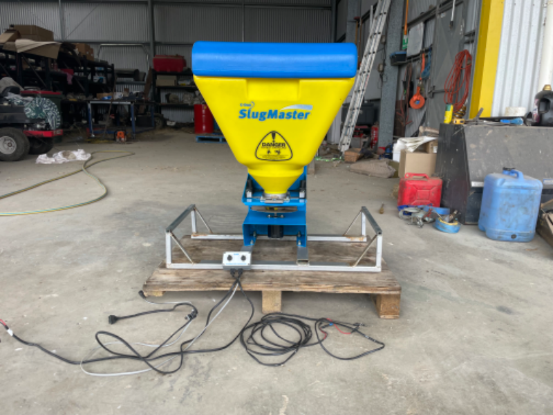 Lot 18 - Slug master Bait Spreader | AuctionsPlus