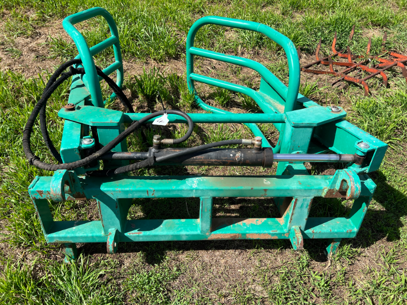 Lot 4 - Front end loader, round bale grab | AuctionsPlus