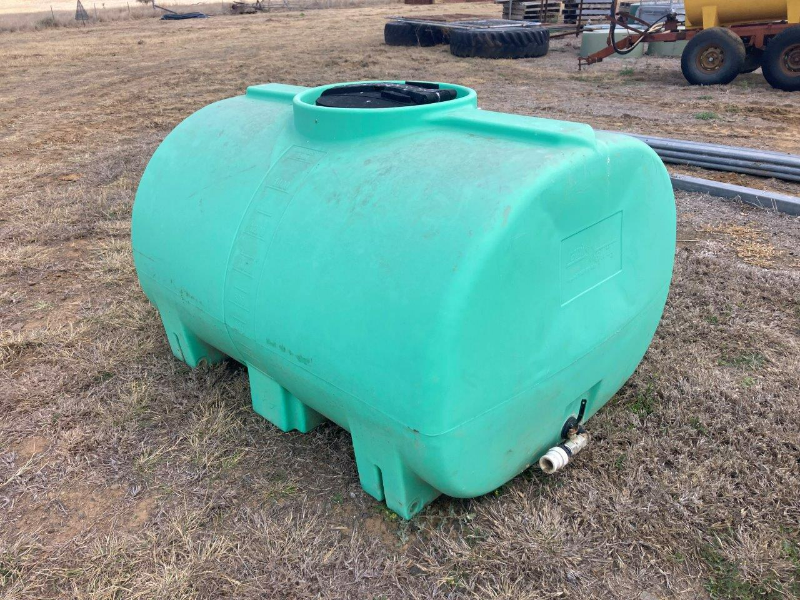 Lot 112 - 1500L Poly water tank | AuctionsPlus
