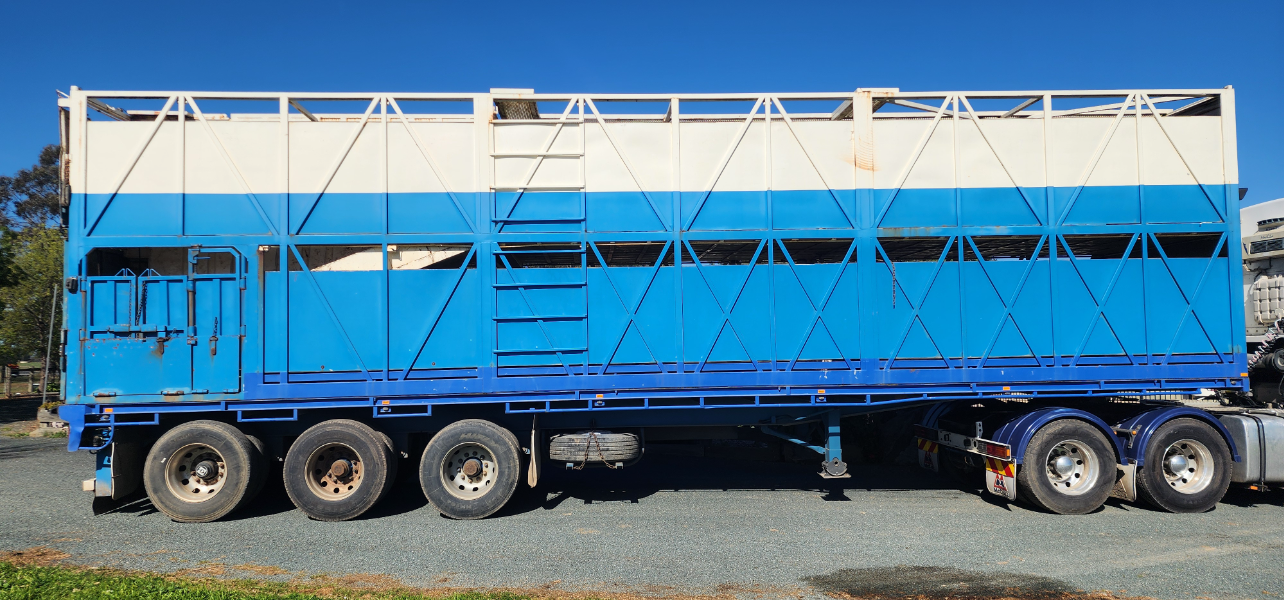 Lot 5F - SFM TRI AXLE 2 DECK LIVESTOCK TRALIER | AuctionsPlus