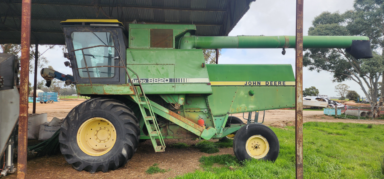 Lot 10 - JOHN DEERE HEADER | AuctionsPlus