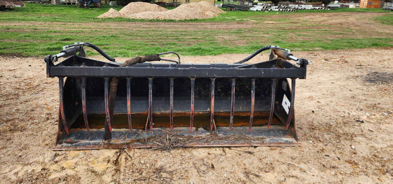 Lot 22 - KERFAB SILAGE BUCKET | AuctionsPlus