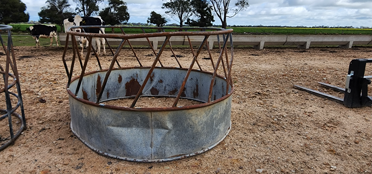 Lot 112 - HAY RING - SOLID BASE | AuctionsPlus