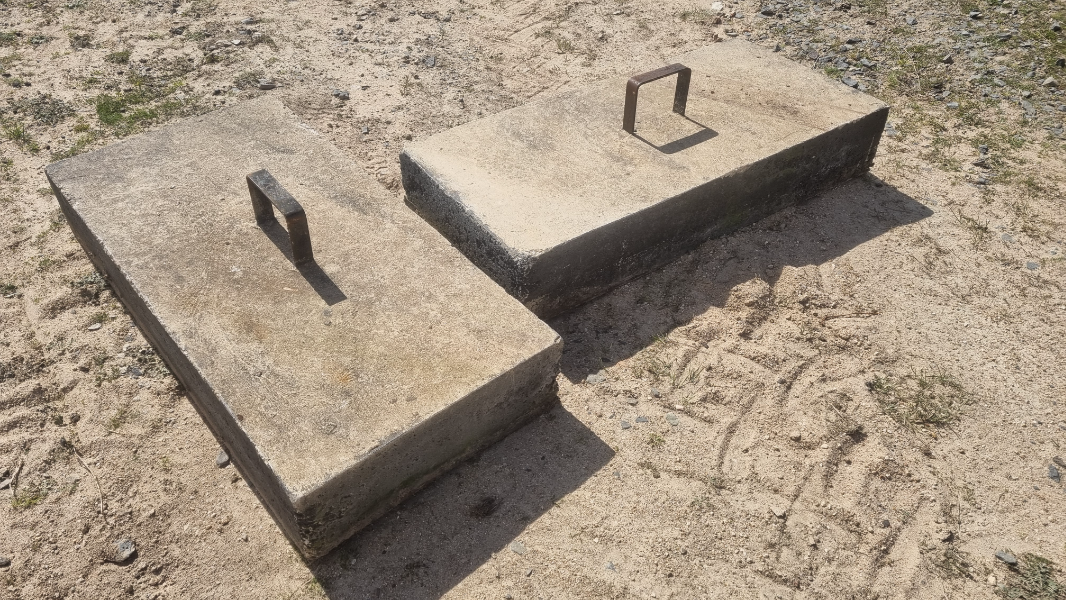 Lot 38 - Pair of Concrete Weights | AuctionsPlus