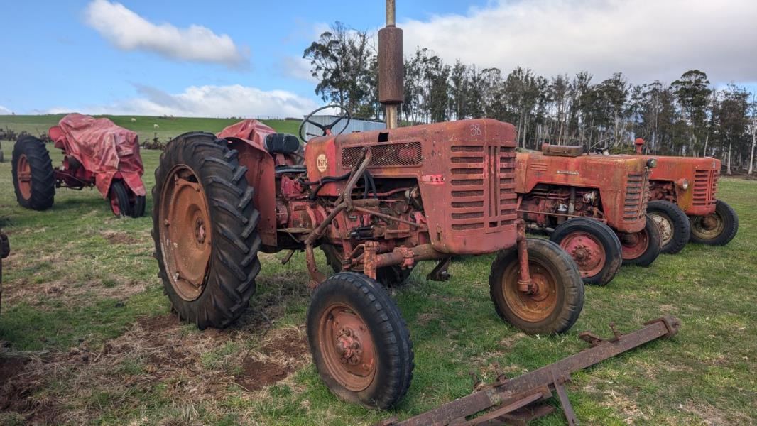 Lot 38 - International B-275 Row Crop Tractor | AuctionsPlus