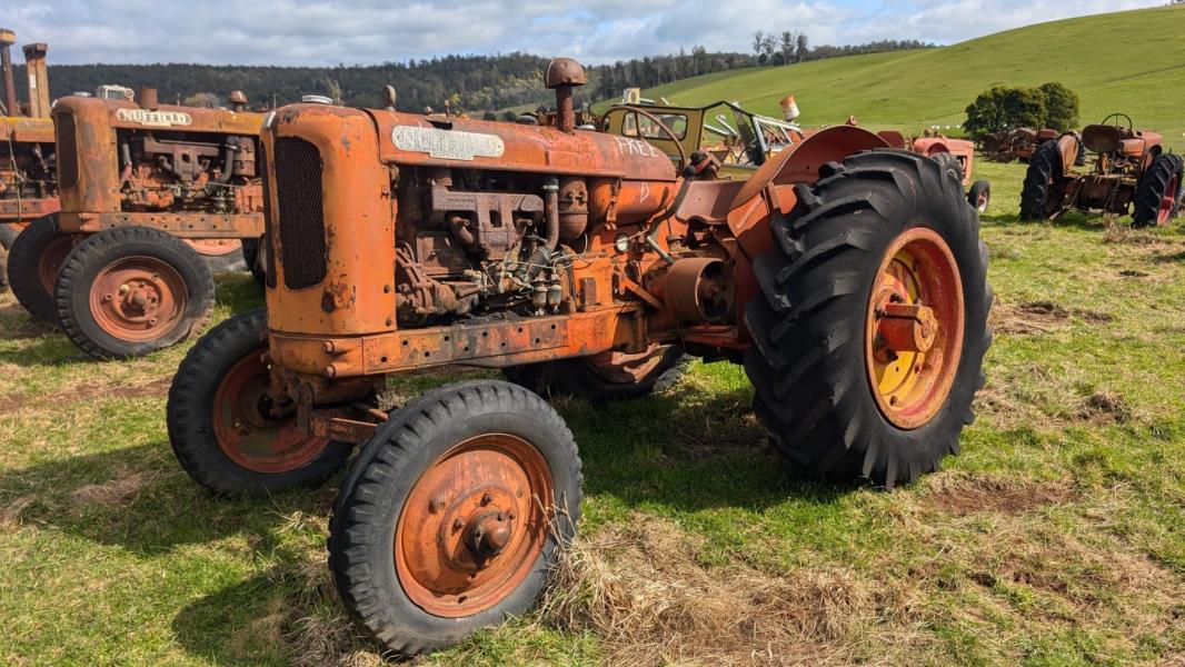 Lot 72 - Nuffield Universal M4 Tractor | AuctionsPlus