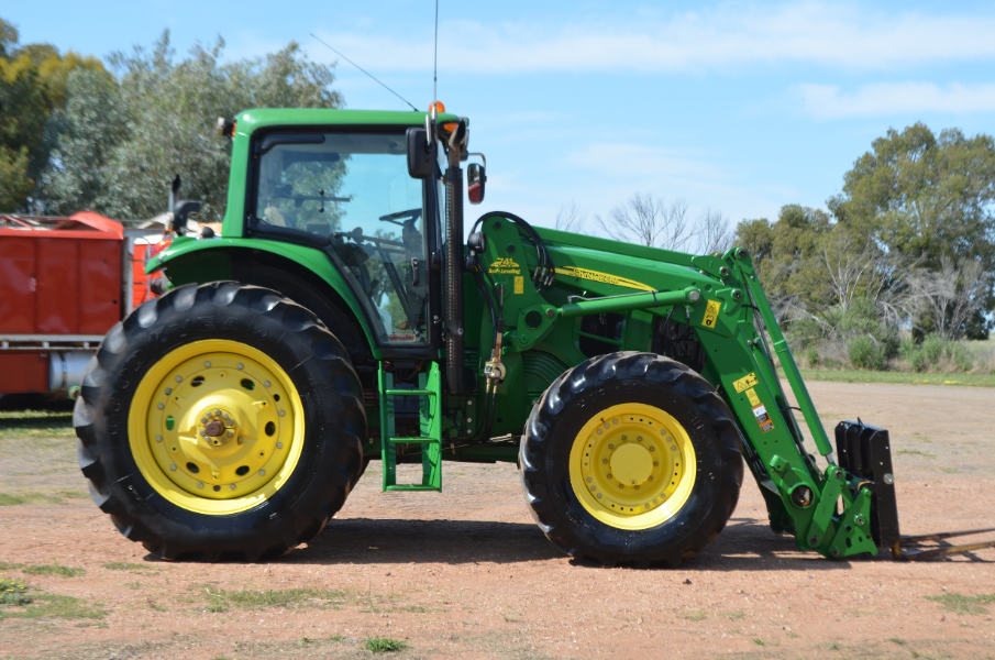 Lot 195 - 2013 John Deere 7530 Premium Loader | AuctionsPlus
