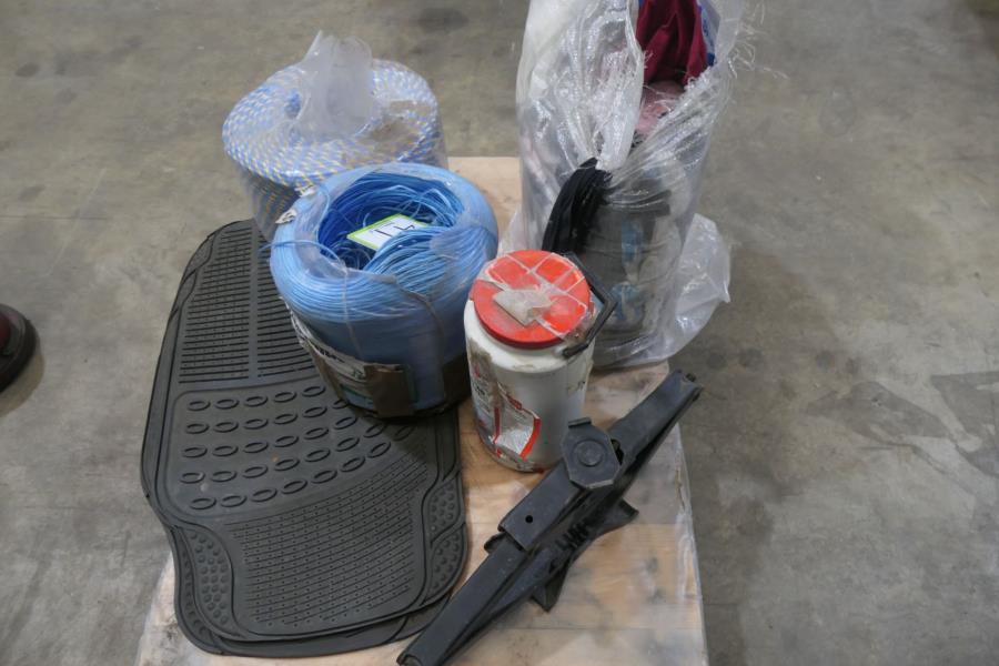 Lot 49 - Small pallet of sundries | AuctionsPlus