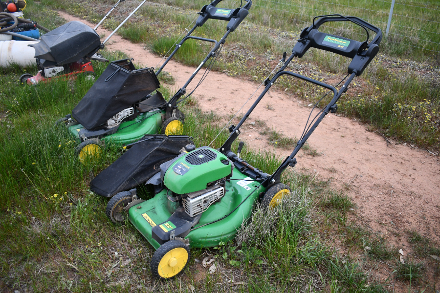 Lot 37 - John Deere JS26 walk behind mower | AuctionsPlus