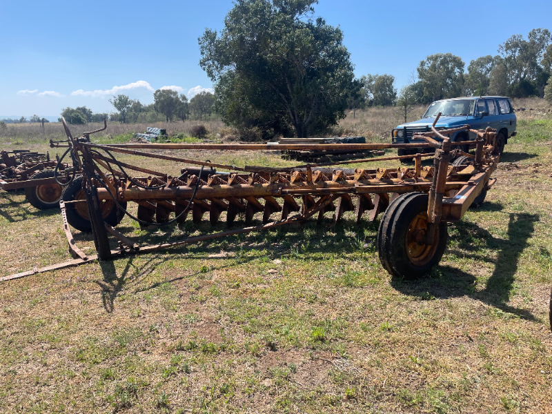 Lot 6 - Chamberlain 1 way disc plough, 18 disc. | AuctionsPlus
