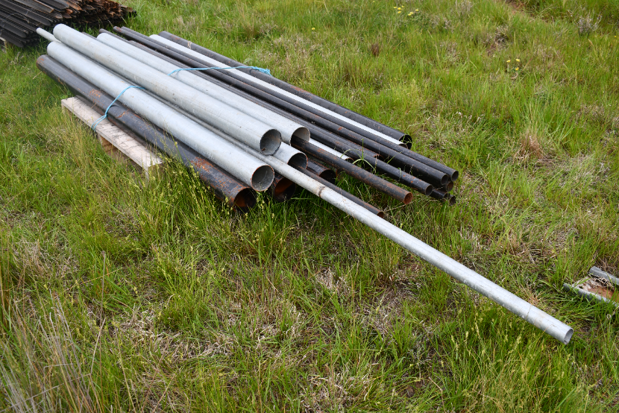 Lot 40 - Steel strainer posts and stays | AuctionsPlus