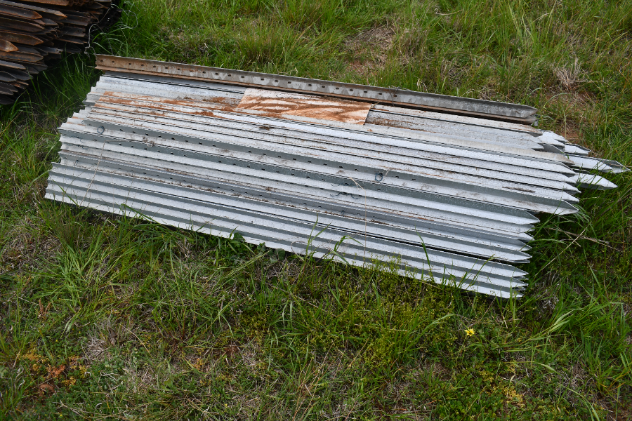 Lot 42 - 166x new star posts (galvanised) | AuctionsPlus