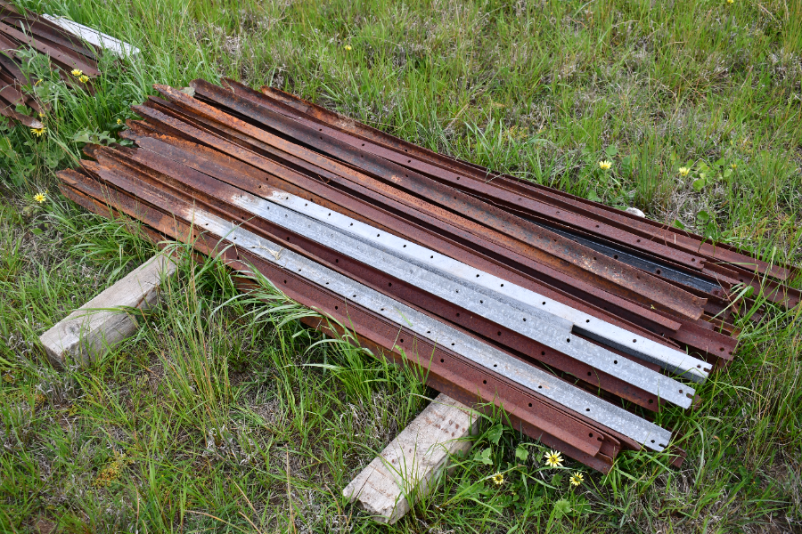 Lot 48 - Pallet of used star posts no. 1 | AuctionsPlus