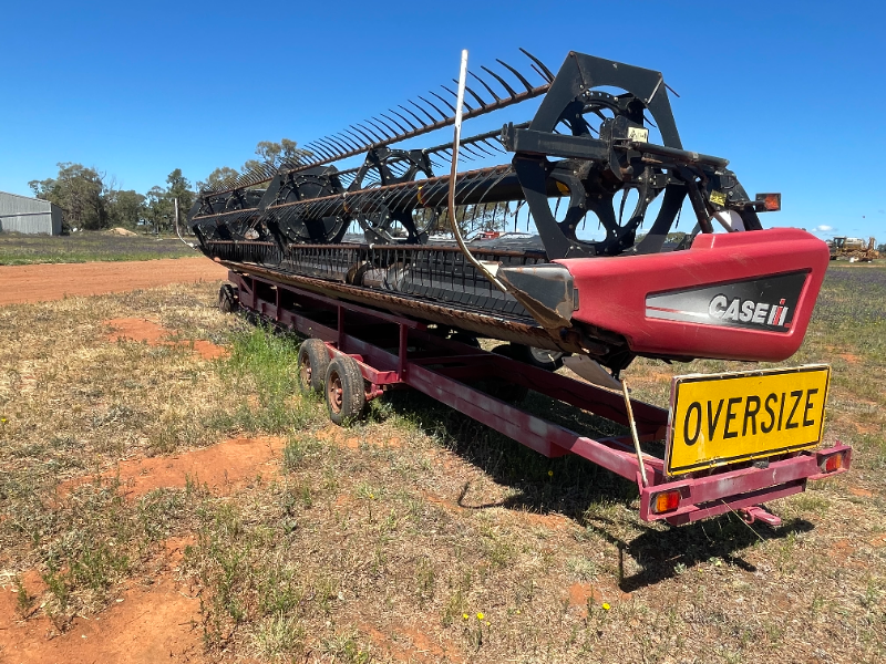 Lot 27 - 35 ft 2152 header front complete with comb trailer | AuctionsPlus