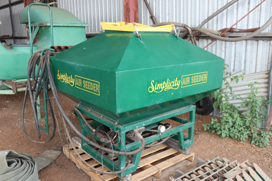 Lot 154 - Simplicity front mount air seeder 1000L | AuctionsPlus