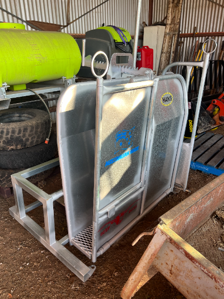 LOT 35 - BEEF BOSS CALF CRADLE | AuctionsPlus