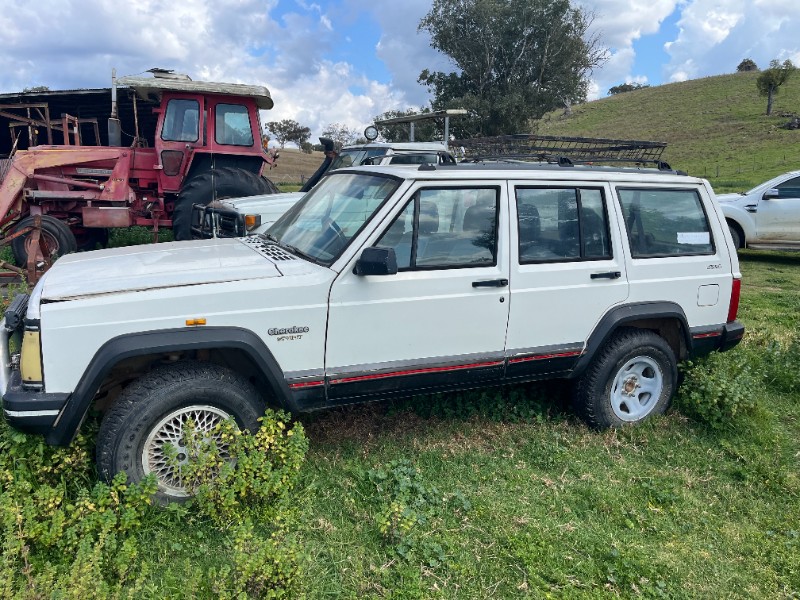 LOT 91 - JEEP CHEROKEE SPORT PADDOCK BASHER | AuctionsPlus