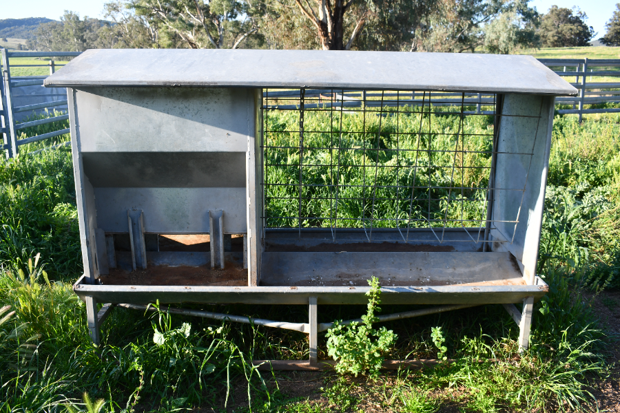 Lot 68 - Arrow hay & grain feeder | AuctionsPlus