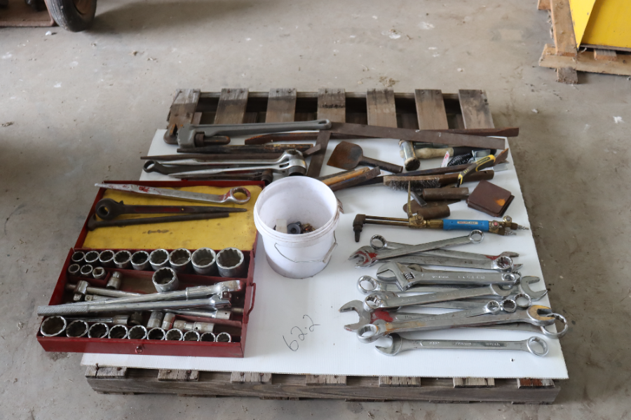 Lot 62.2 - 3/4 Socket set and assorted tools | AuctionsPlus