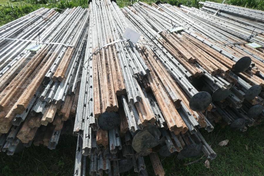Lot 51 - Quantity of Grip Fast Trellis Posts | AuctionsPlus